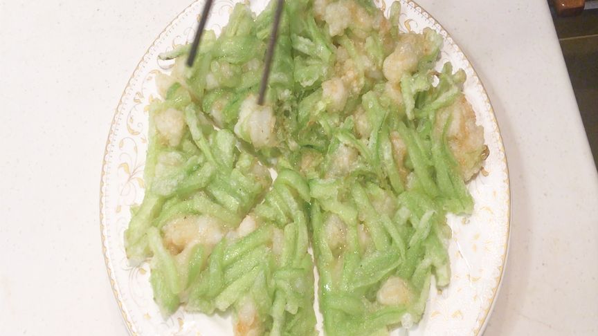 虾仁青瓜烙的家常做法,多像个披萨饼!——老齐美食视频