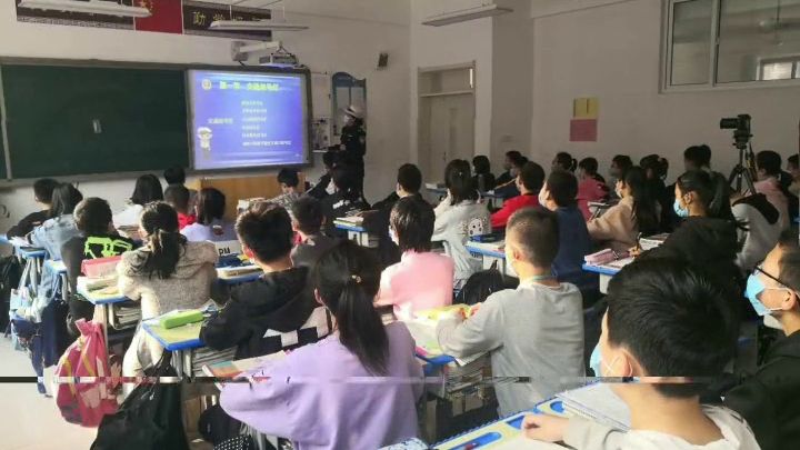交警小姐姐走进董子中学,给中学生带来一场实用的交通安全课