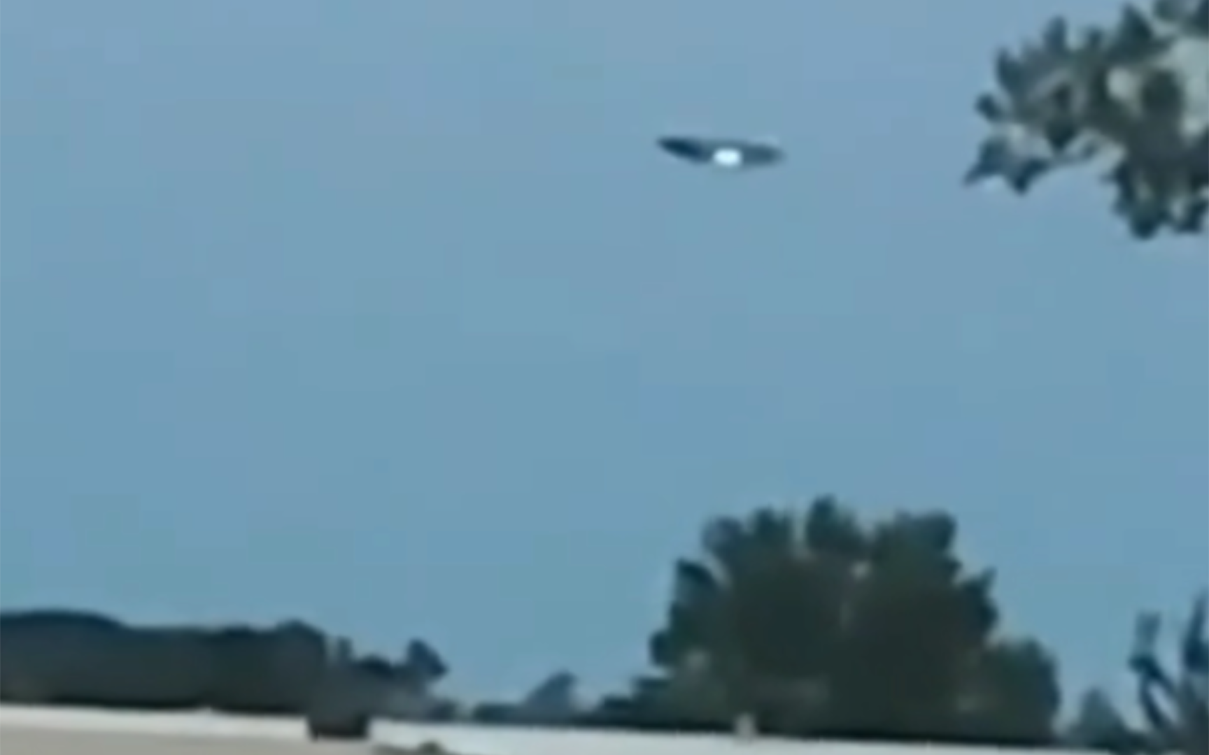 国外一高速路口大家都下车拍天空的UFO不明飞行物。