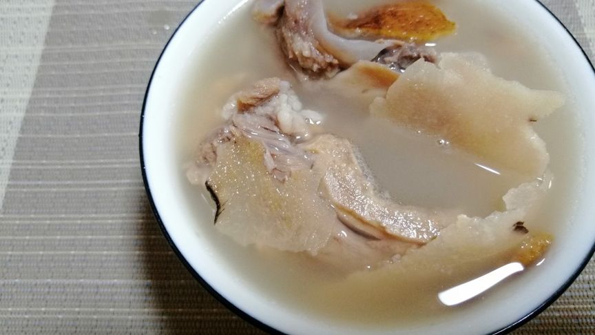 春季天气潮湿,多煲这一款五指毛桃土茯苓汤,健脾利湿,舒筋活络
