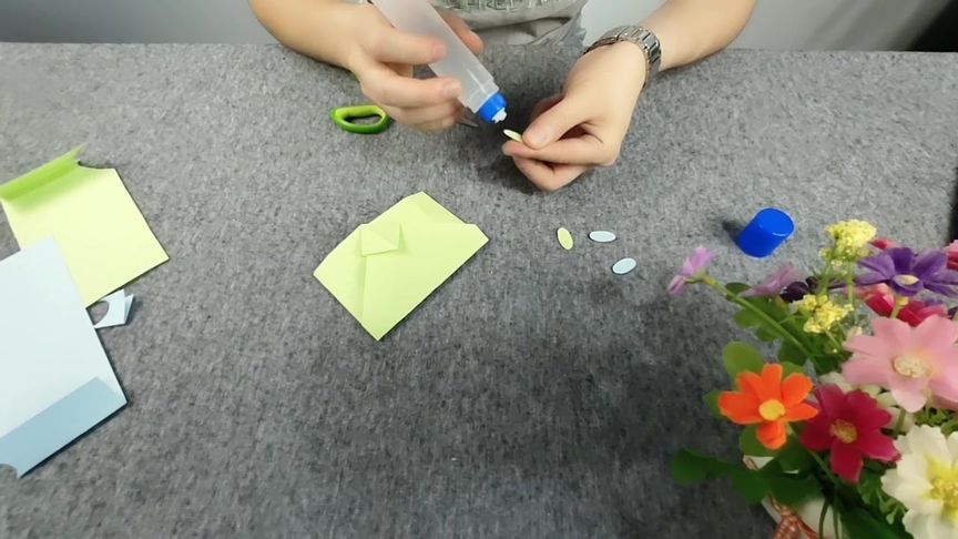 折纸教程:帅气的小哥哥教你如何叠信封,一起看看吧!