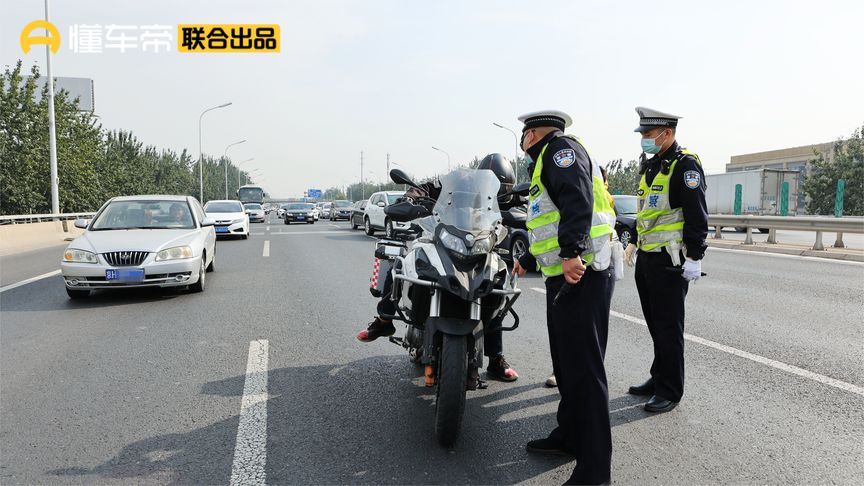 北京交警强化路面执法,多辆摩托车违反禁令标志指示被查处