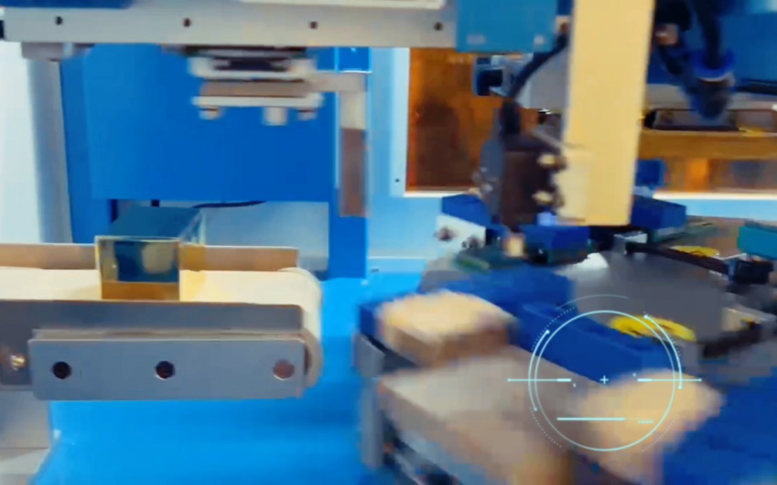 多款通用型玻璃瓶平面印刷设备。无需更换工装夹具,定位印刷精度10...