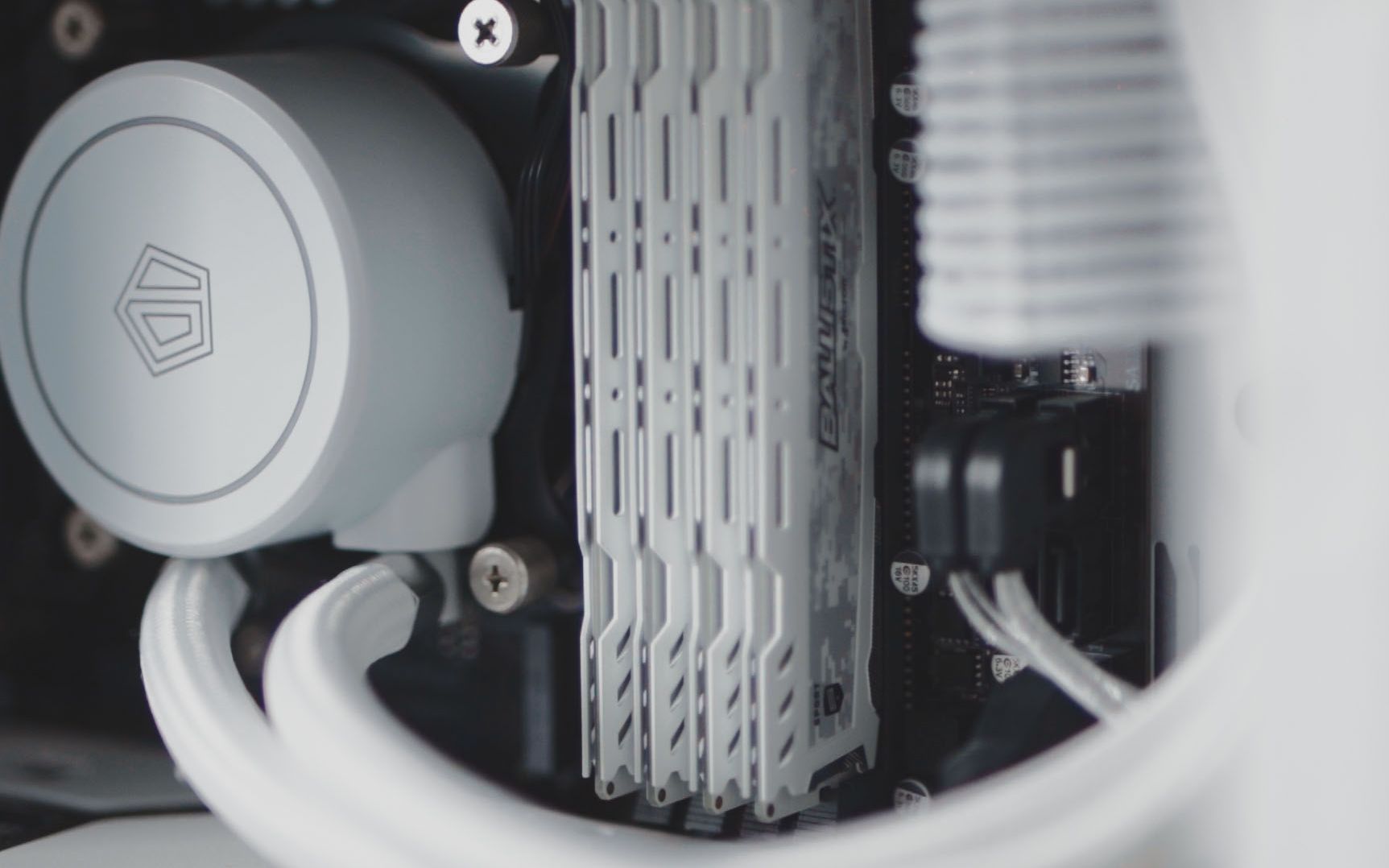 【平凡装机】黑苹果换网卡,三天线换成四天线能逆天吗?