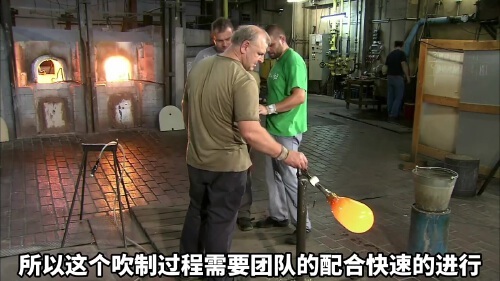 原来最初的玻璃,是工人通过嘴巴吹制出来的,探访人工吹制玻璃制作...