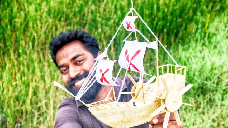 男子将收集的冰棒棍,制作一艘帆船,下水那刻就知道不简单