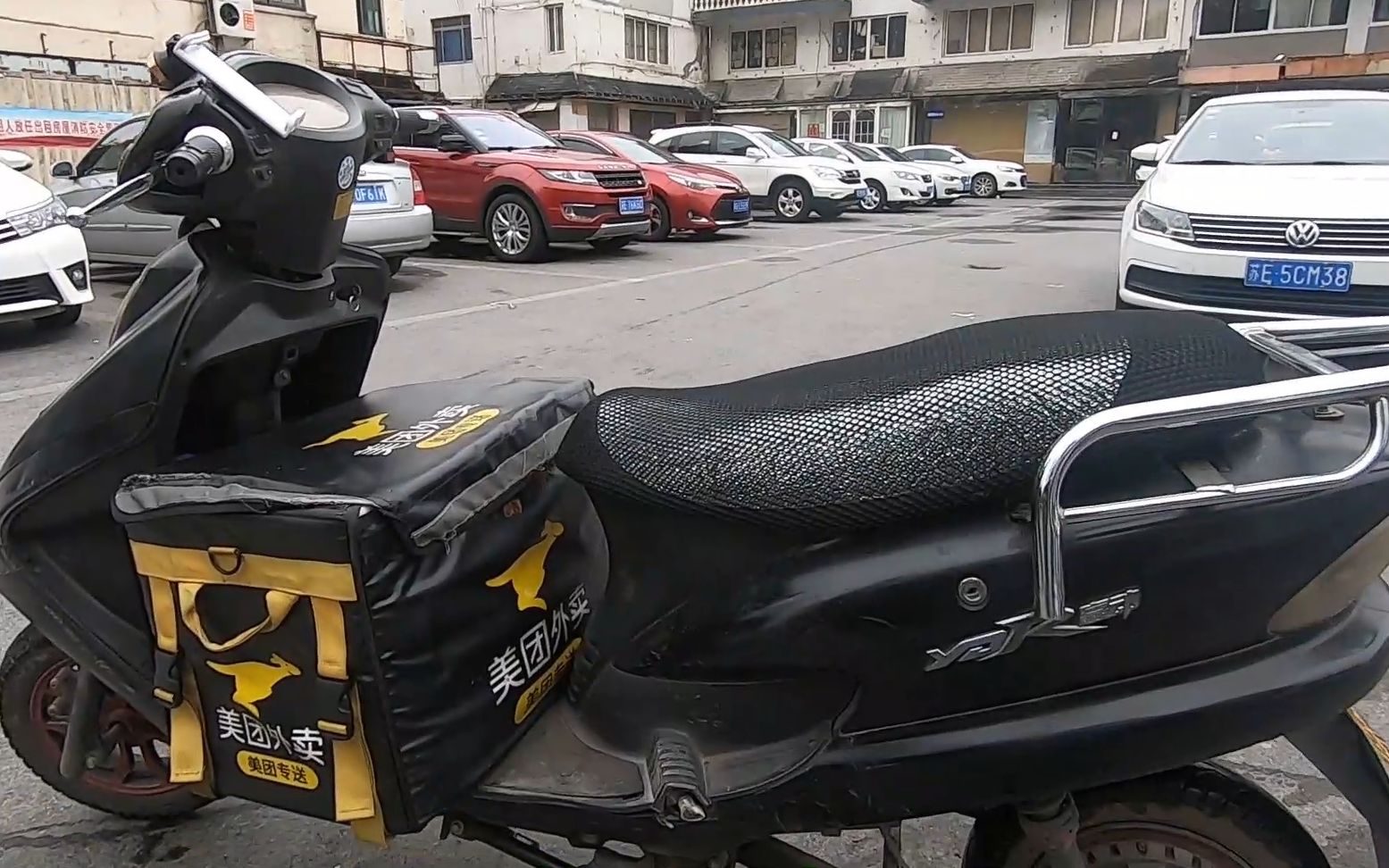 小伙兼职送外卖,花1000块钱在闲鱼买了辆二手电瓶车,看看值吗?