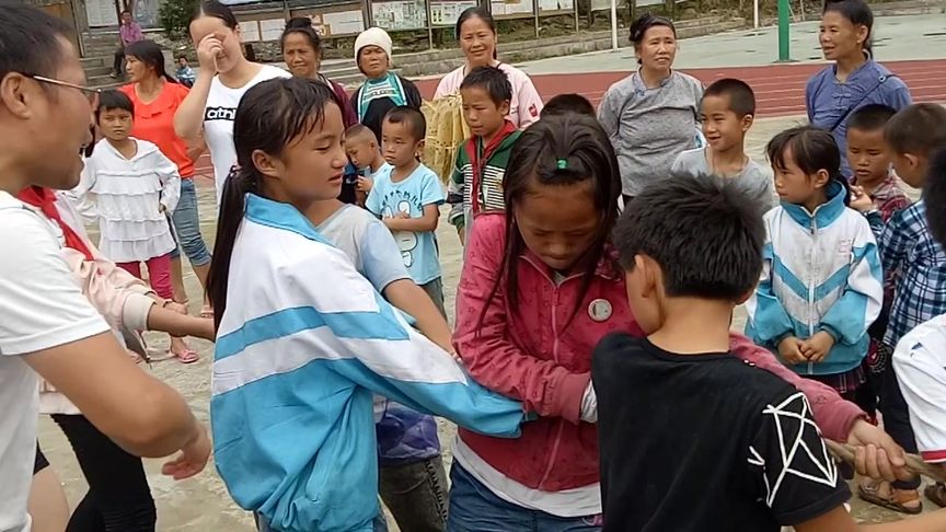 实拍小学生拔河比赛,班主任旁边细心指导,孩子们拼命得脸都绿了