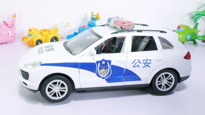 警车玩具车视频:警车去加油站加油的故事 儿童早教认识汽车