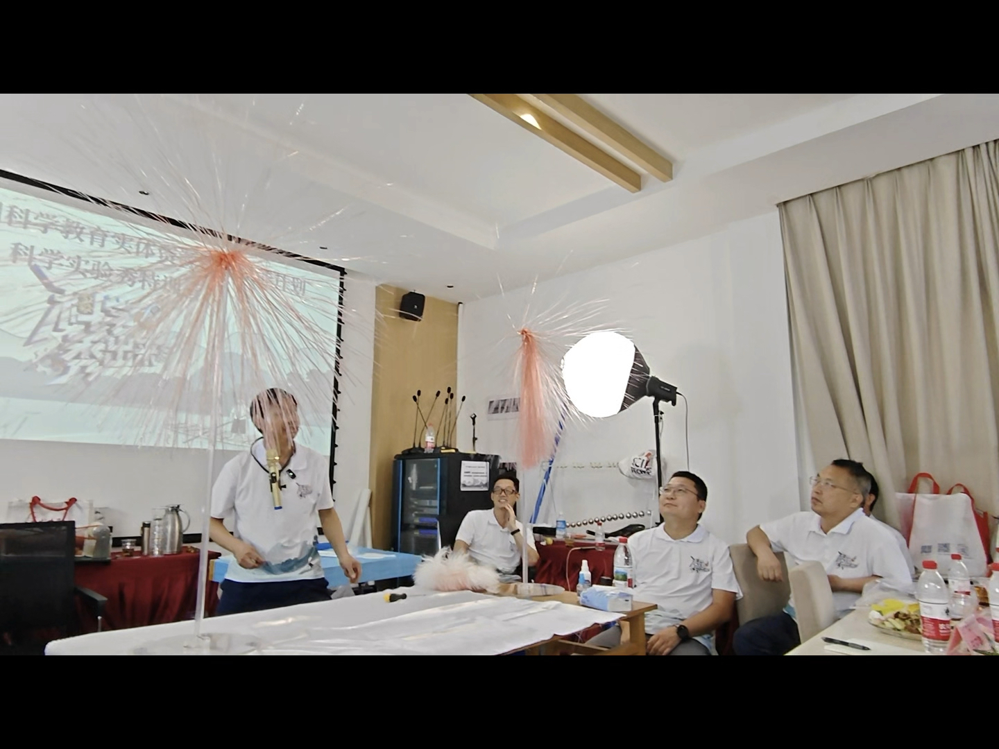 唐守平:实验模拟电场线