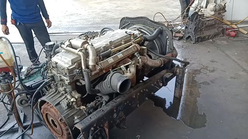 刚从大货车上拆下来的涡轮增压发动机,启动后动力十足,太棒了