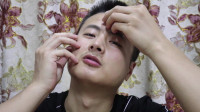 蚕宝宝爬在身上是什么体验,准备几十条蚕宝宝挑战,原来爬在身上挺好...