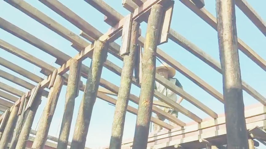 农村自建楼房这样钉模板顶木非常专业,速度快