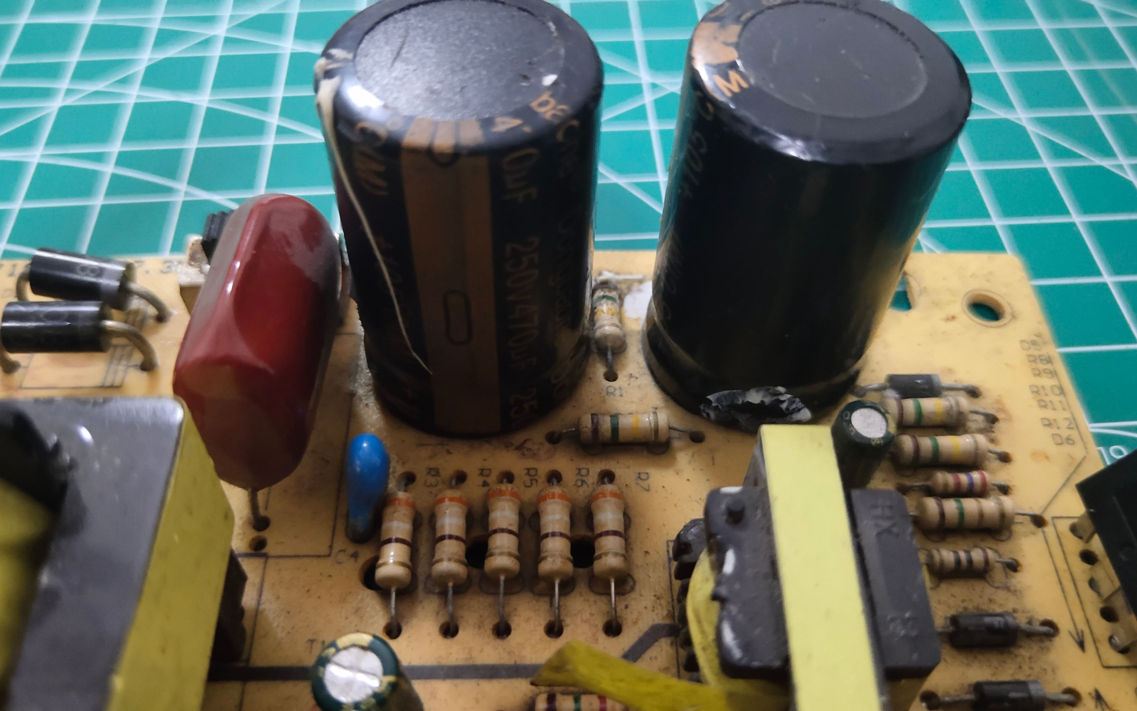 半桥式开关电源,两颗大电容并联的电阻,有什么作用呢?