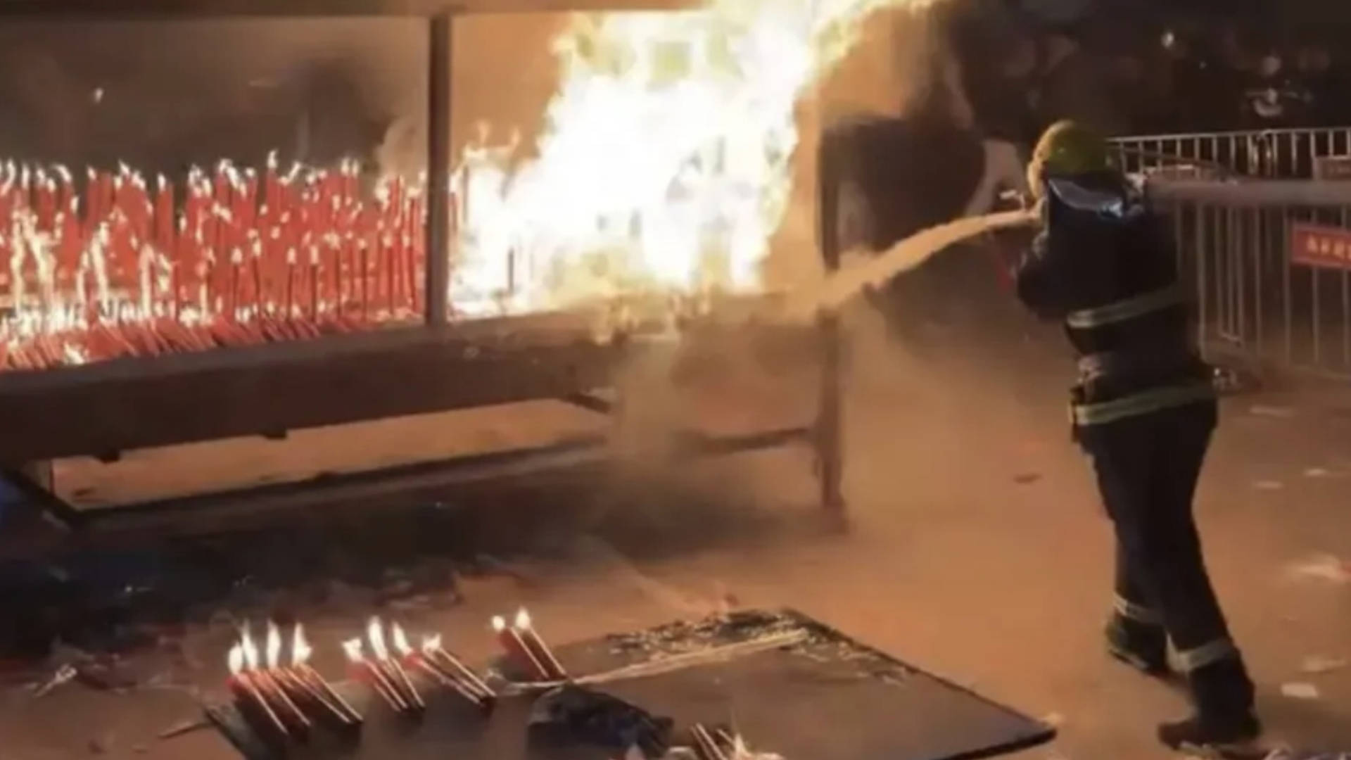 上海财神庙一香炉疑起火?网友调侃"请愿太多" 工作人员最新回应