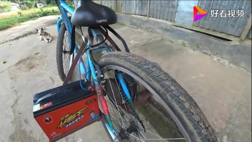 印度大哥用中国电池制作的电动自行车,车子简单好用,速度还很快
