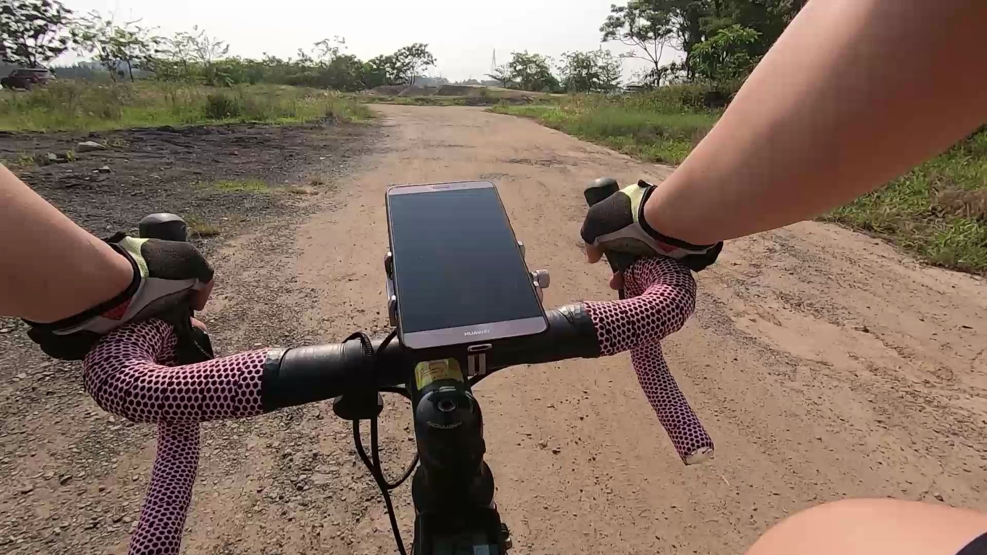 疯了?!骑着电动助力公路车去越野?