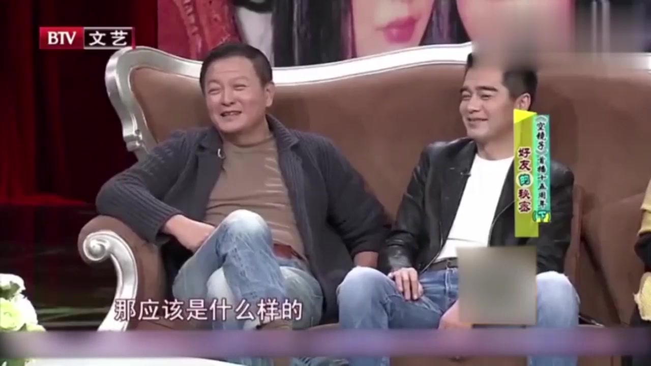 牛莉曾经是射击运动员,现场演示五四手枪的使用方法,练家子的明星