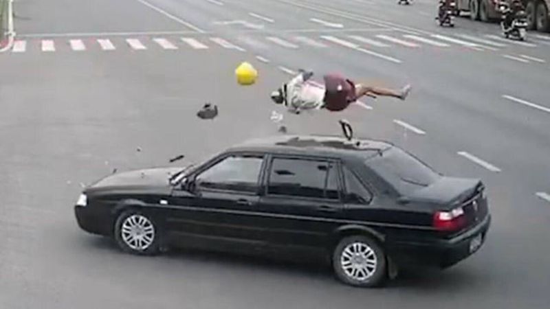 转弯不让直行酿事故小车直接将摩托车撞"散架"