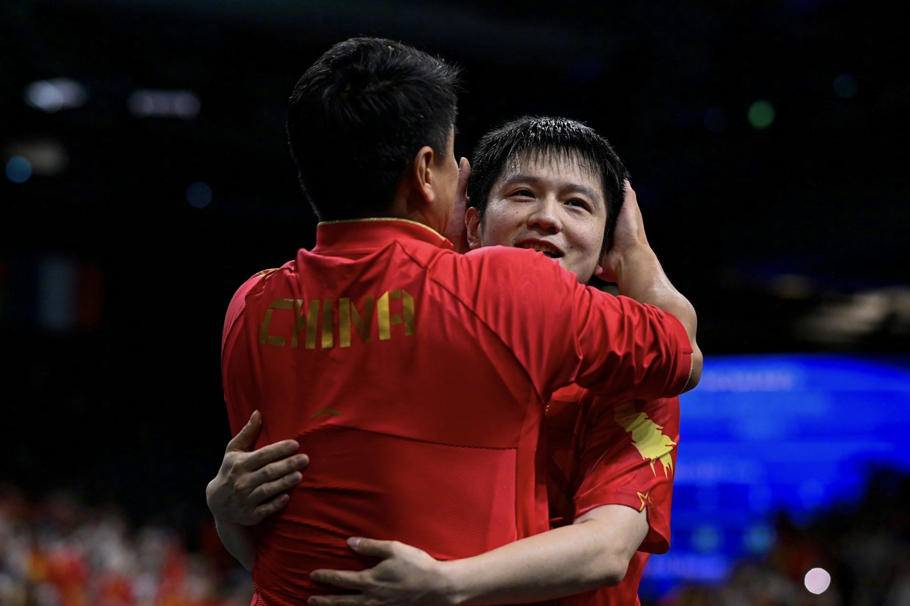 王皓默默捡起樊振东球拍!激动亲吻爱徒额头,一块金牌圆两人的梦