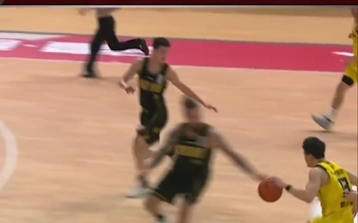 ...录像回放后 将已经判罚的违体改为犯规做出降级判罚 违体 cba 篮球