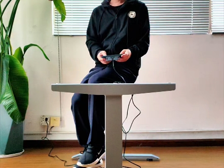 自制桌面高度可调节书桌用电动升降桌架就能轻松实现!传统书桌一般...