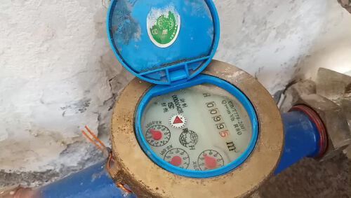 家里水表转的快怎么办?只要动一下这里能省一半水,看看到底真假