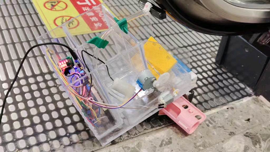 扶梯扶手自动消毒清洁机工作运行过程