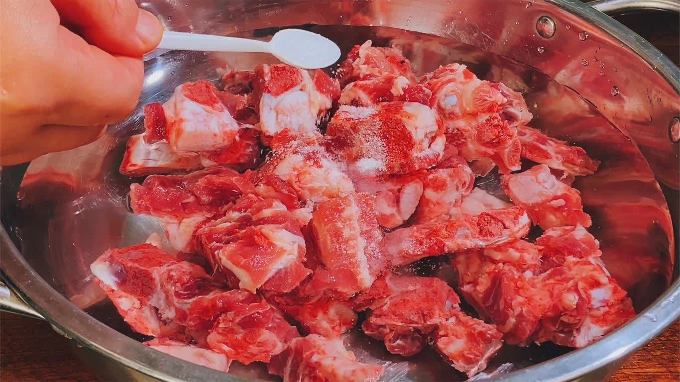 炖排骨时,万万不要直接下锅,教你正确做法,鲜香入味营养又解馋