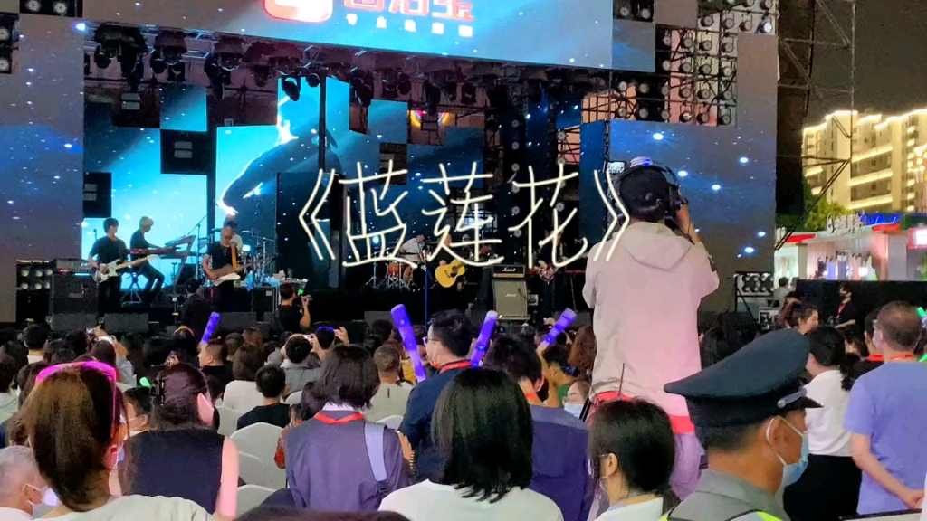 ...许巍歌曲《蓝莲花》昆明演唱会现场(高清无水印,欢迎收藏)(2022年...
