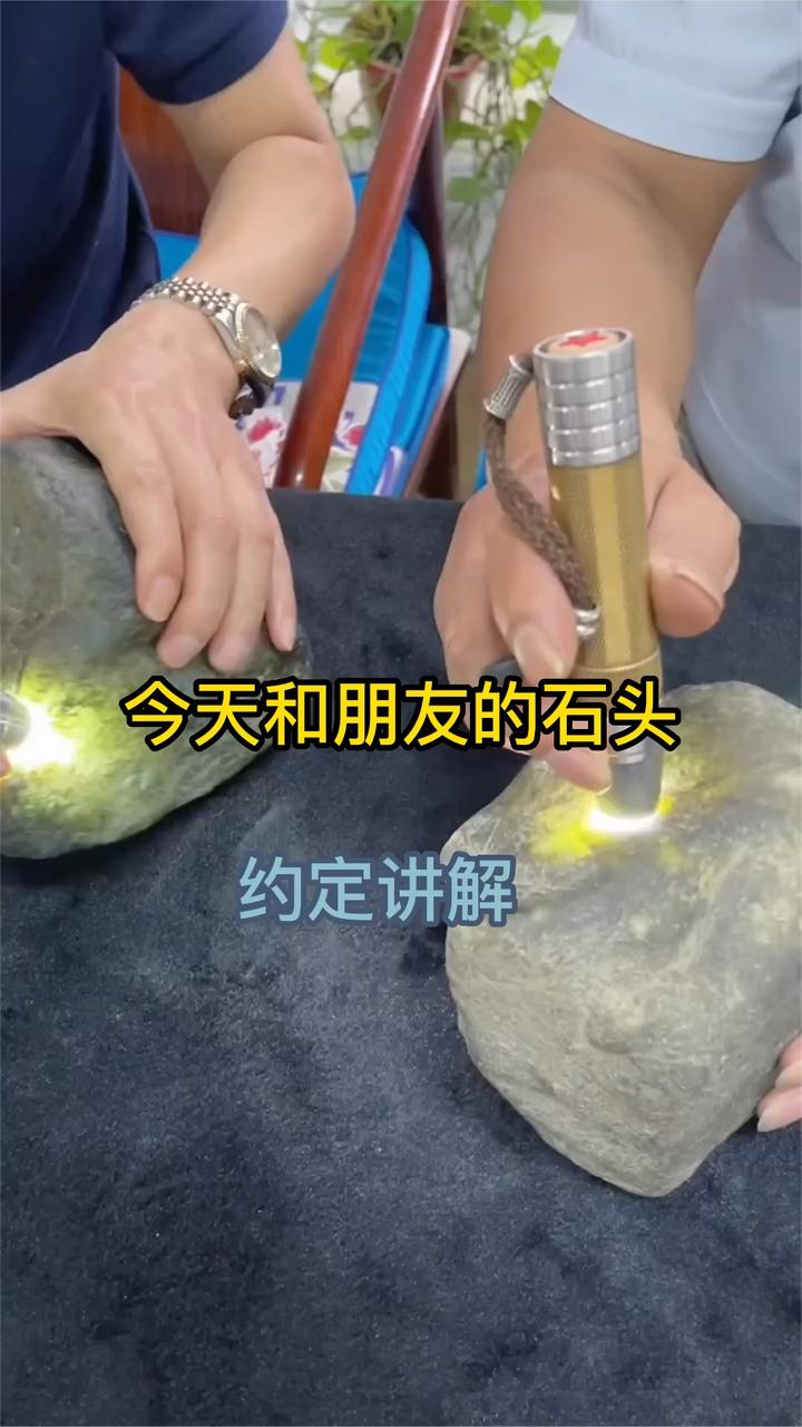 粉丝们帮我评估一下同样的价格,您们支持谁#翡翠##翡翠原石#