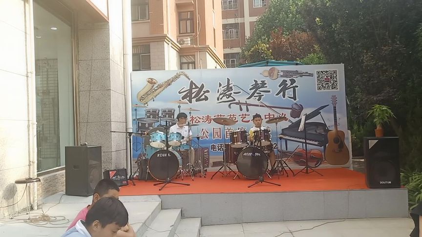 师生排练互动,与课堂教学又有不同,精神头十足呢#架子鼓培训