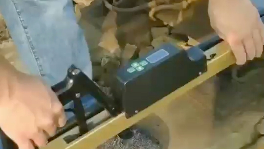 ...腰疼好帮手联杰机电-便携式推行道尺数显轨距尺推行道尺使用方法