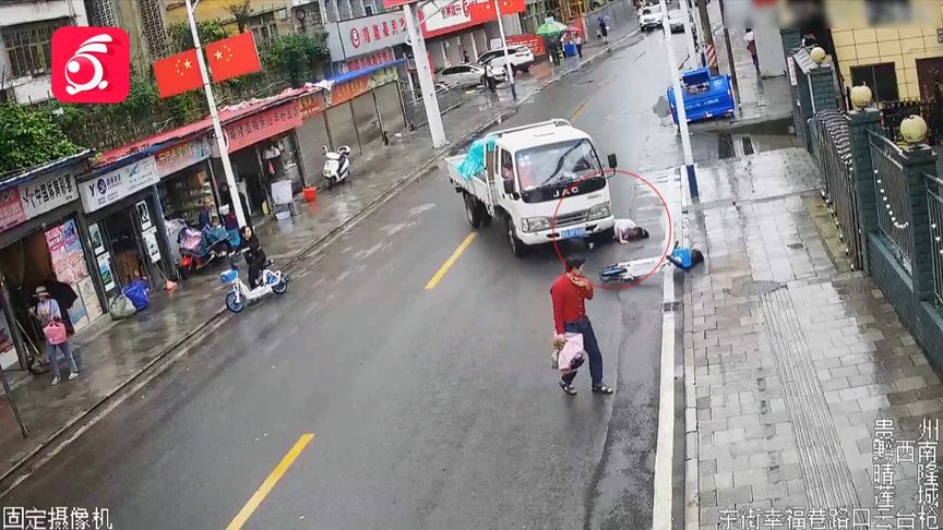 太危险!共享单车道路上乱窜 货车避让不及引发事故