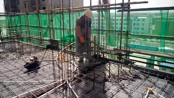 实拍工地农民工熟练使用振捣器浇筑混凝土
