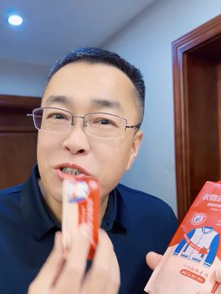 羽绒服洗多了不保暖,衣服要是沾了污渍油渍,用这个湿巾纸一擦就干干...