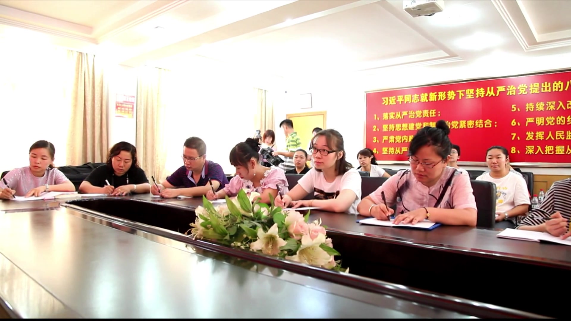 【盲人电影讲解员】 志愿者:杜诚诚 用小爱感动一座城