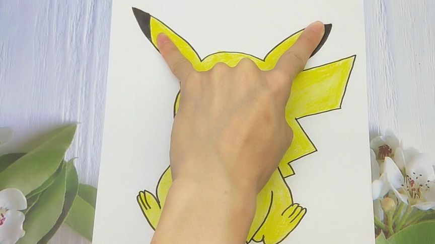 只需把手放在A4纸手绘皮卡丘，画法简单又好玩手势图