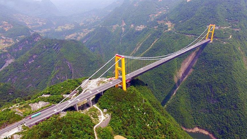 世界第一座特大悬索桥在中国,高560米,汽车如在天上飞
