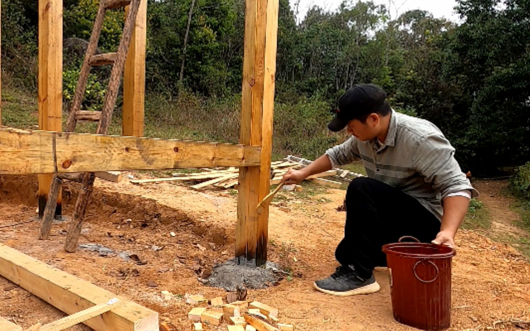 中国小伙深山建木屋,这样刷漆做防腐,可以保证房子寿命超99年
