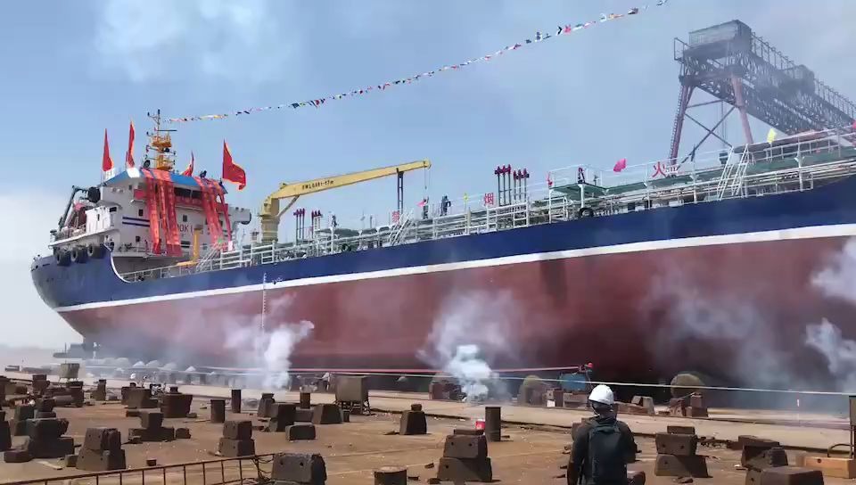 “舟山船型”首制供油船“润吉1”轮顺利下水