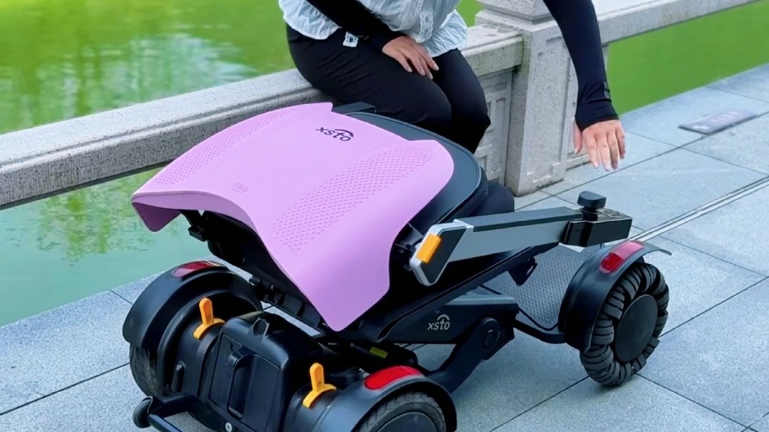 ...全智能可折叠的电动轮椅代步车就派上用场了,可单手操作,一键折叠