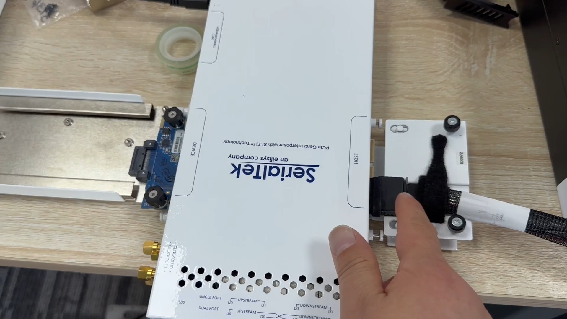 ...SerialCables公司8盘位盘柜E3.S SSD的初始化和压力测试流量演示