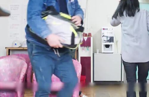 小伙本到中介找工作