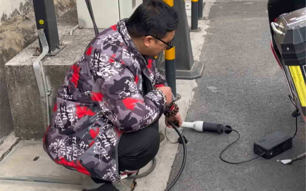 电动自行车长途如何在汽车充电桩上应急充电