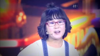 女孩身高定格8岁,高中毕业照坐校长腿上,被误当成校长孙女