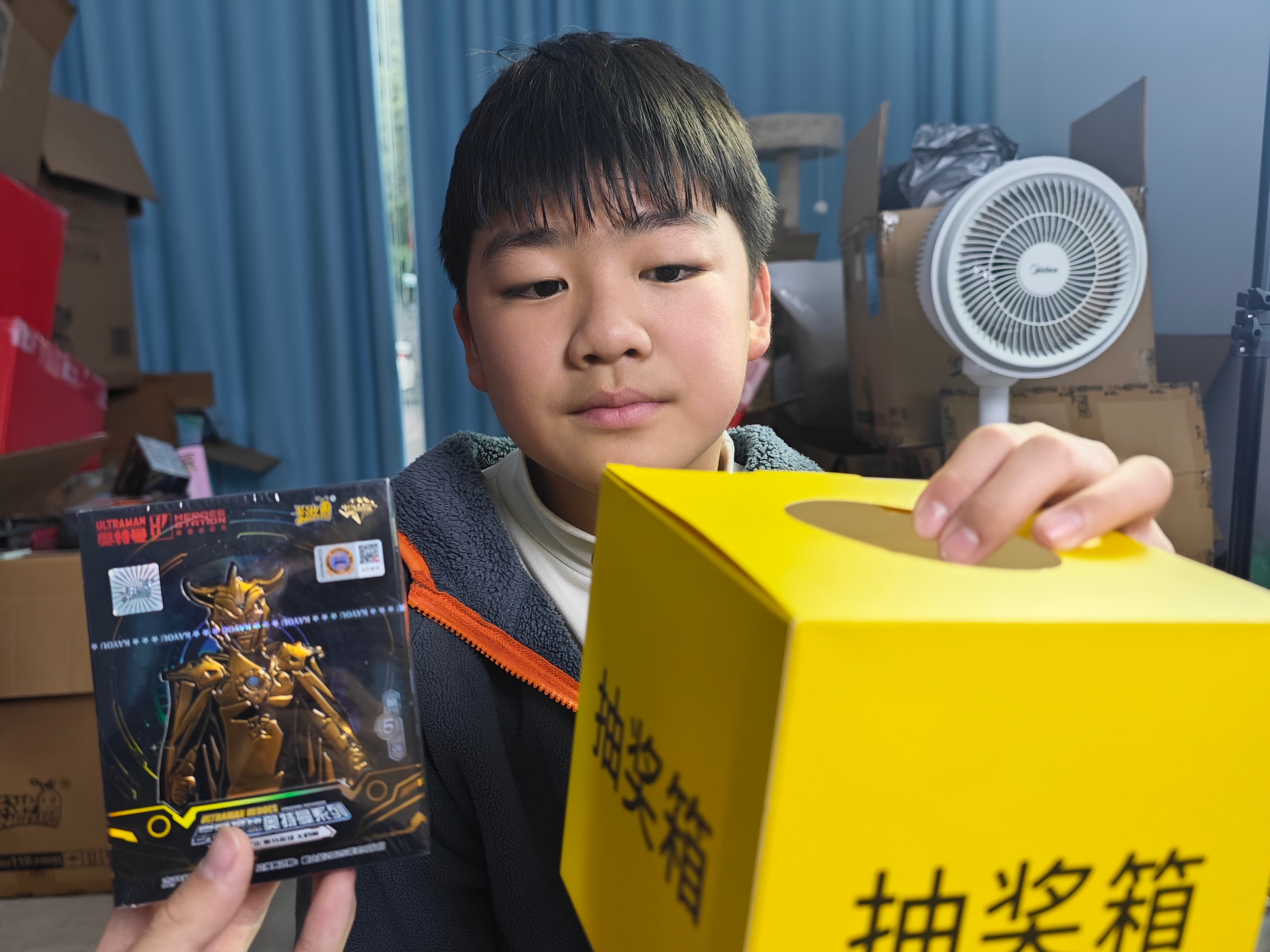 小侄子给我准备的奥特曼抽奖游戏,没想到他玩不起啊!