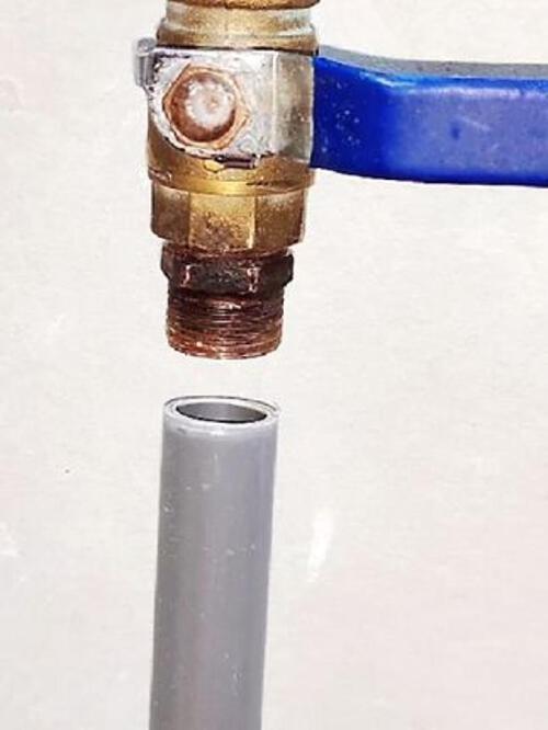 PVC管连一圈螺纹都没有,怎么接入铁水管?这是水电工的拿手绝活