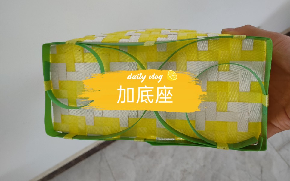 打包带手工编织手提篮子,用绿色塑钢带加一个底座,编织非常简单