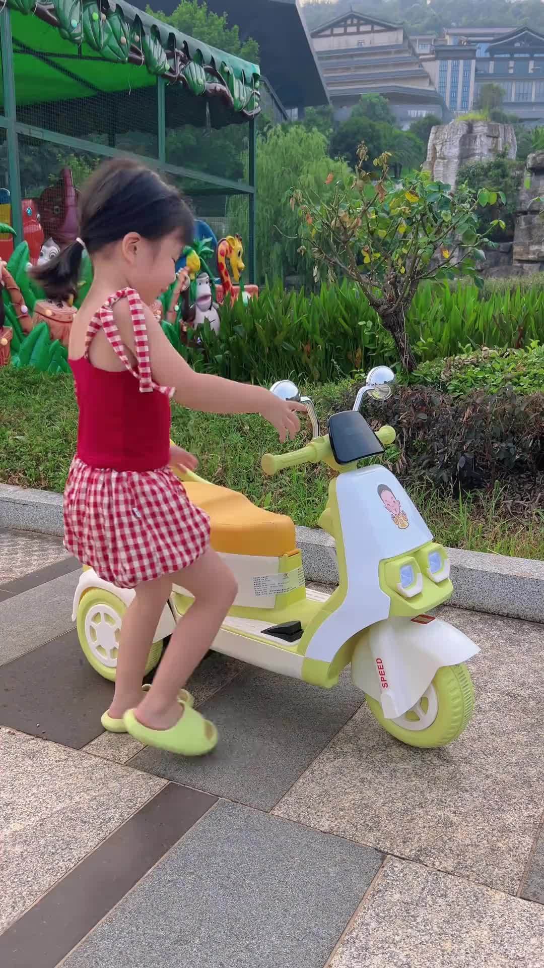 爸爸给宝宝安排了这只电动三轮车,太太太帅了吧~